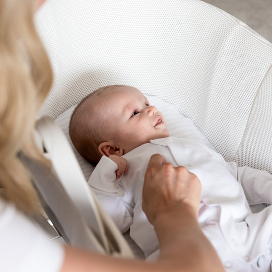 Shnuggle Dreami Moses Basket & Stand