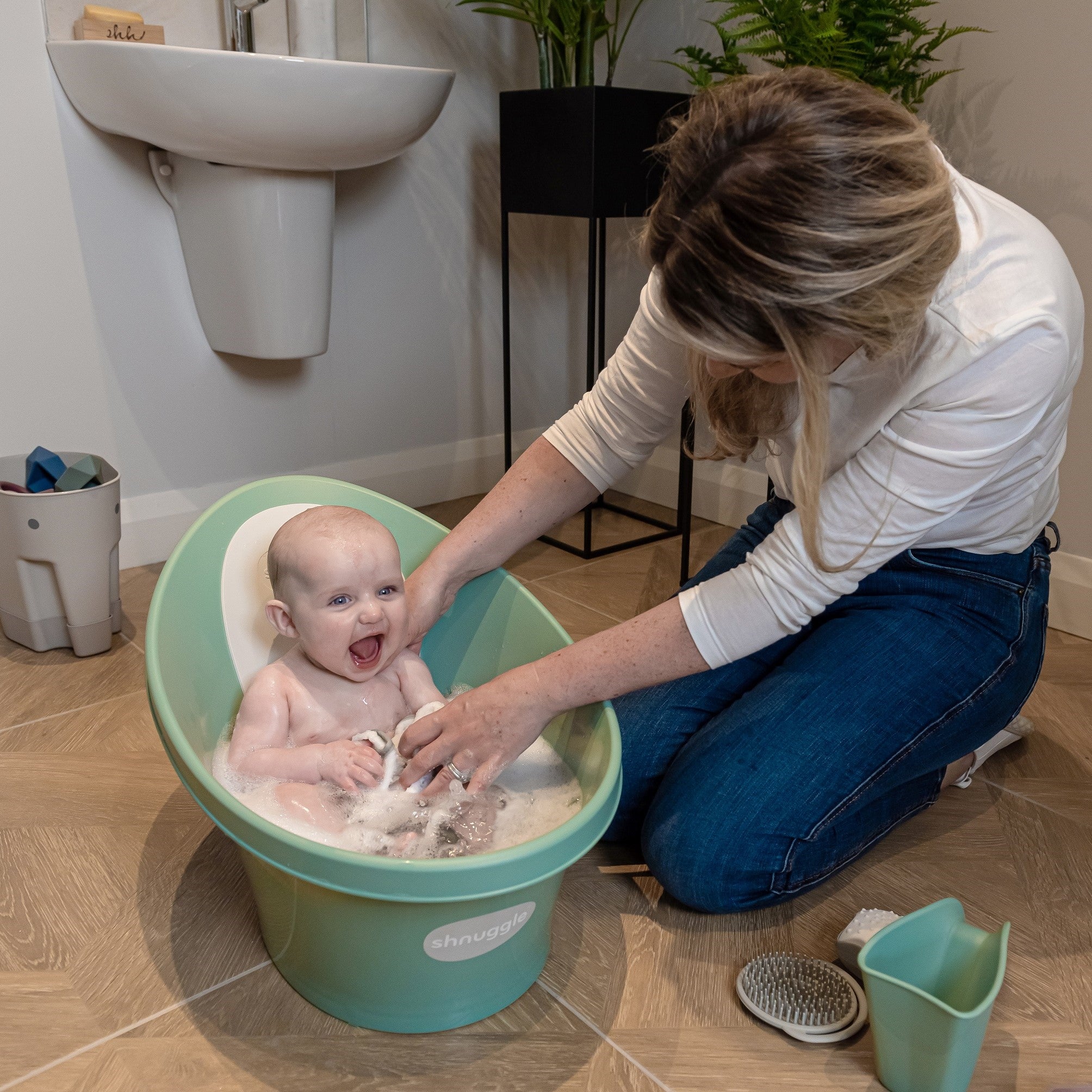 Shnuggle Baby Bath | Built-in Newborn Support & drain plug
